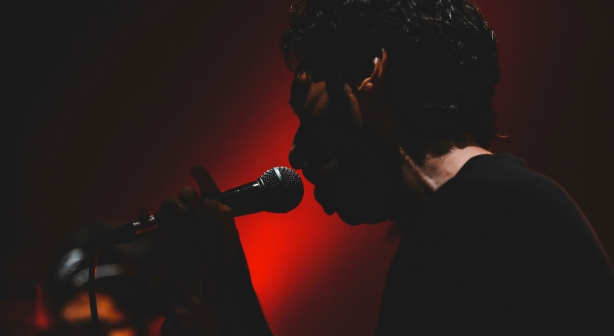 12 Iconic Singers with a Raspy Voice - Popular Male Vocalists!